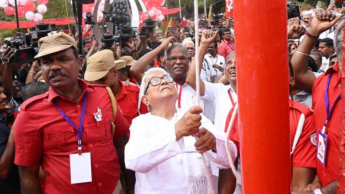 Biman Basu hoists CPI (M) flag brought from Keezhvenmani - The Hindu